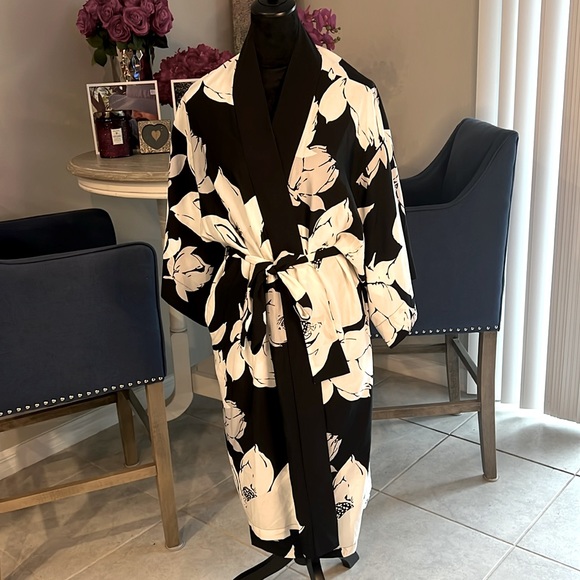 Natori | Intimates & Sleepwear | Natori Kimono Robe Black And White ...